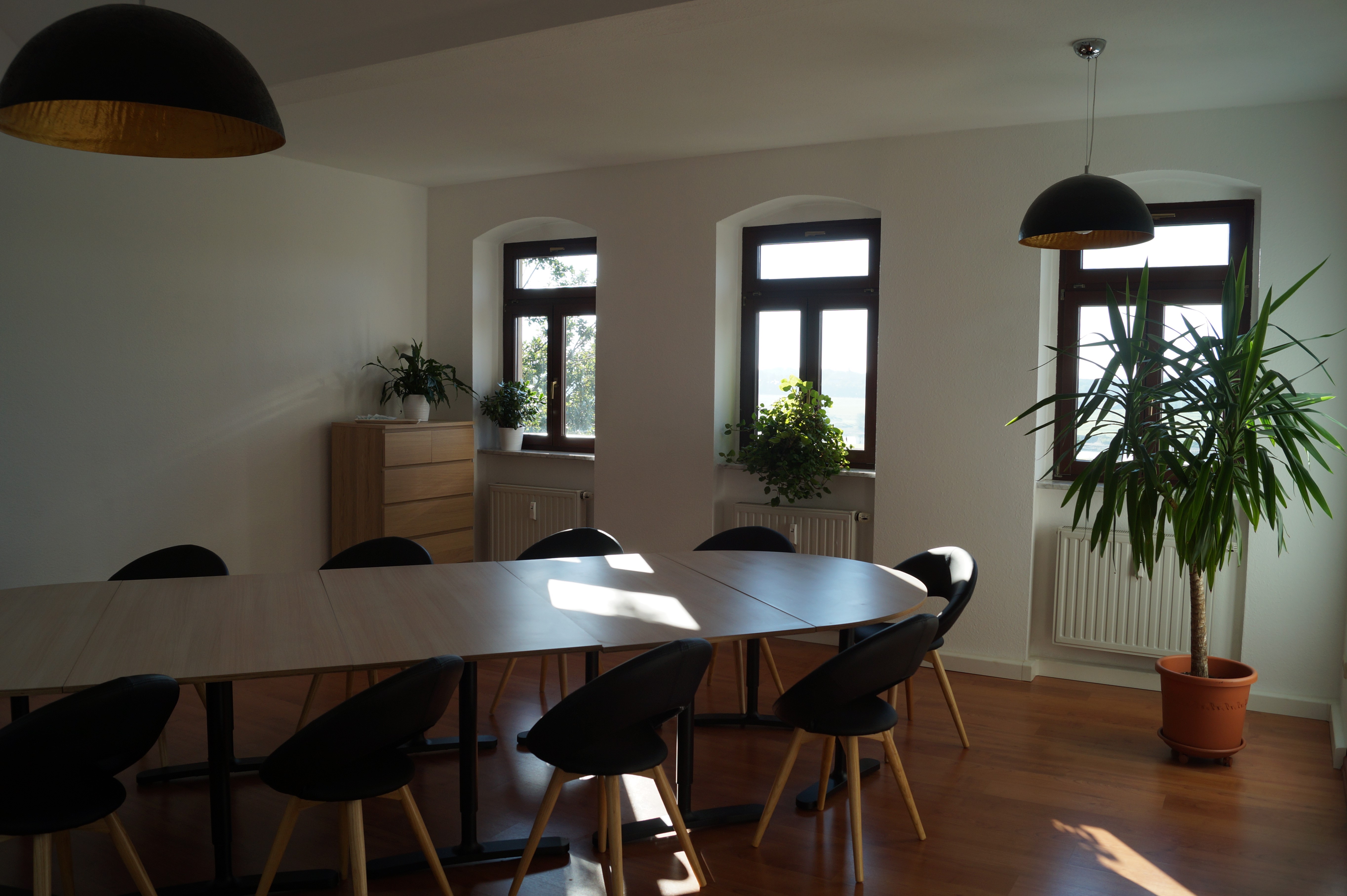 Raum groß hell mit drei Fenstern - Yes! Coaching Dresden